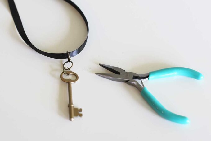Antique Skeleton Key Necklace DIY - House of Hawthornes
