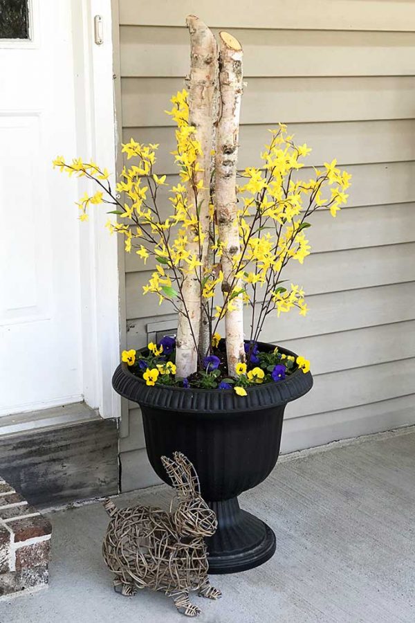 Easy 5 Minute Spring Porch Pot Refresh - House of Hawthornes